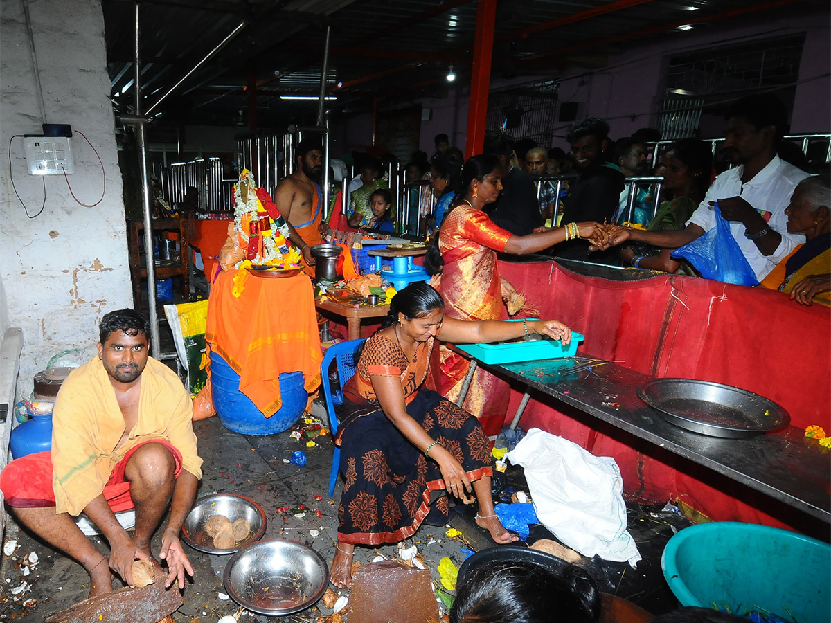 గూగూడు కుళ్లాయిస్వామి క్షేత్రం భక్తజన సాగరం (ఫొటోలు) | Muharram 2025, Huge Devotees At Gugudu ...